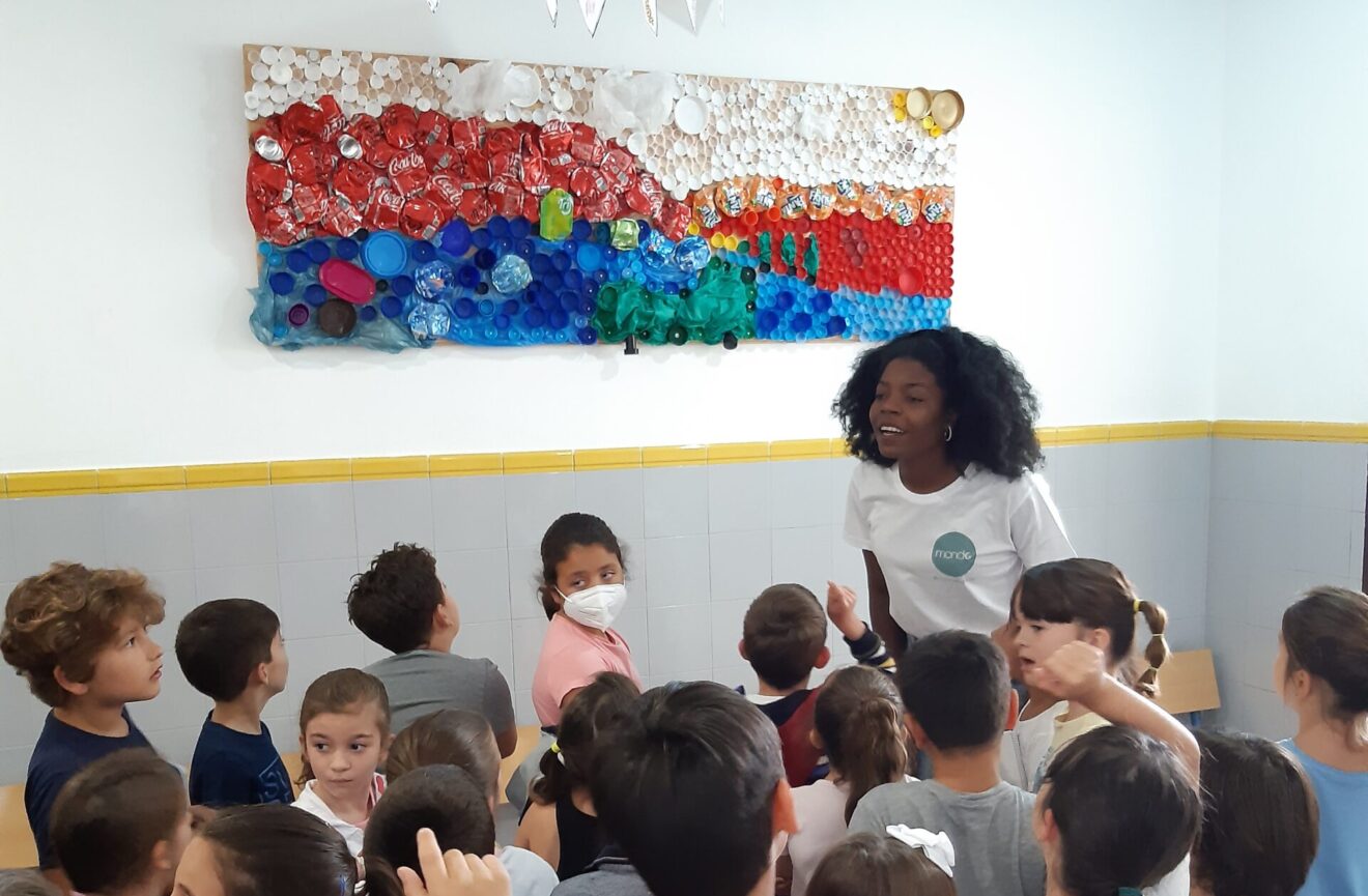 Murales con material reciclado - Mondo4africa