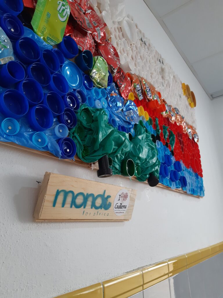 Murales con material reciclado - Mondo4africa